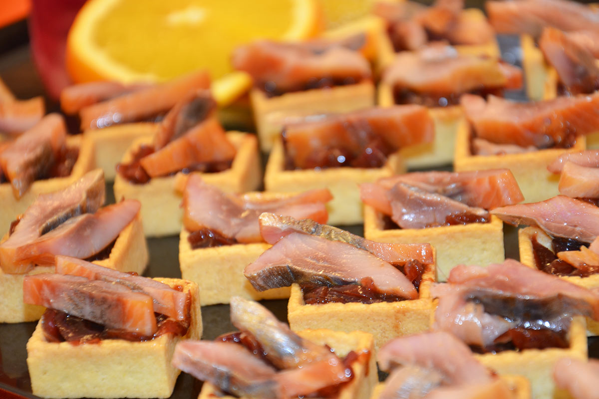 Mini trendy dorati con aringa affumicata e cipolla caramellata