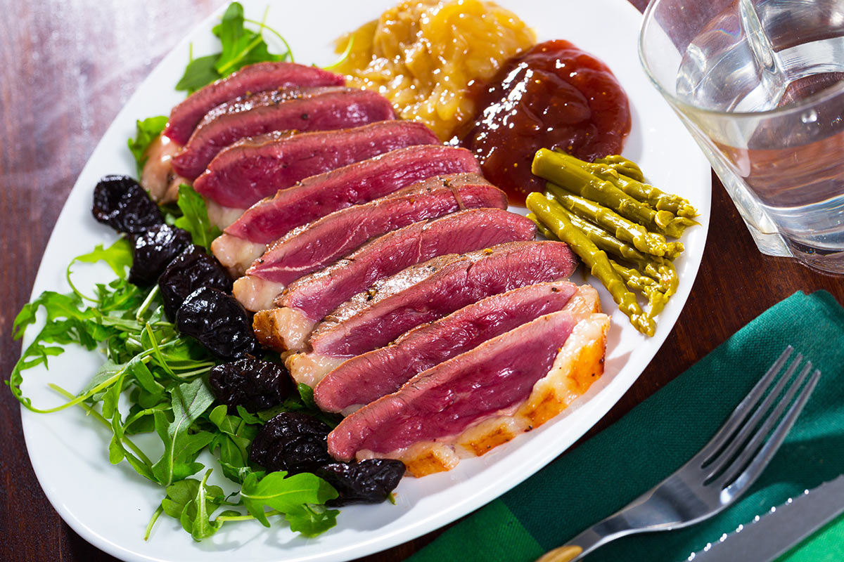 Il petto d'anatra femmina arrostito è molto appetitoso e apprezzato a ...